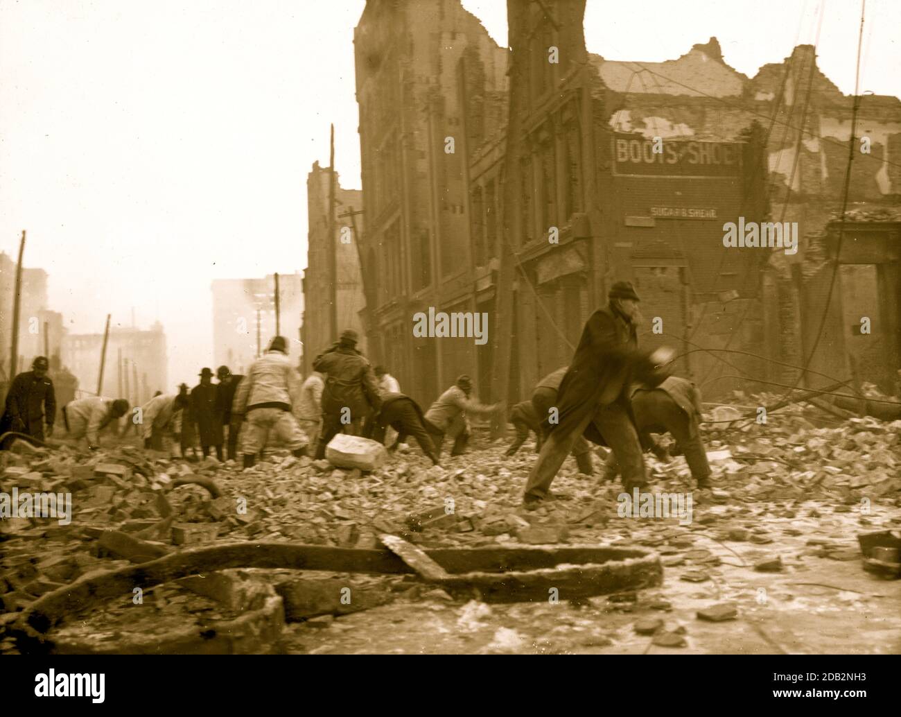 [Baltimore fire, 1904] Dynamiting buildings on Balto. St Stock Photo ...