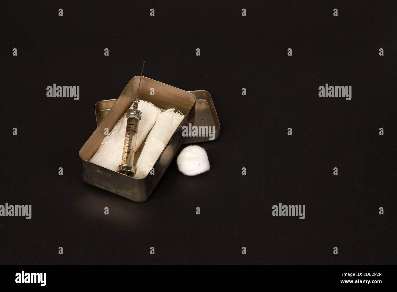 Box and needle hi-res stock photography and images - Alamy