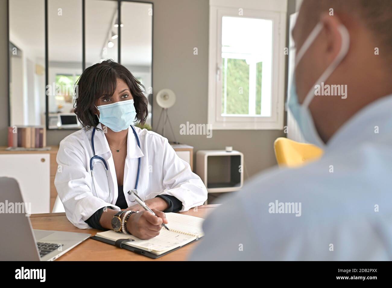 Office visitor check in hi-res stock photography and images - Alamy