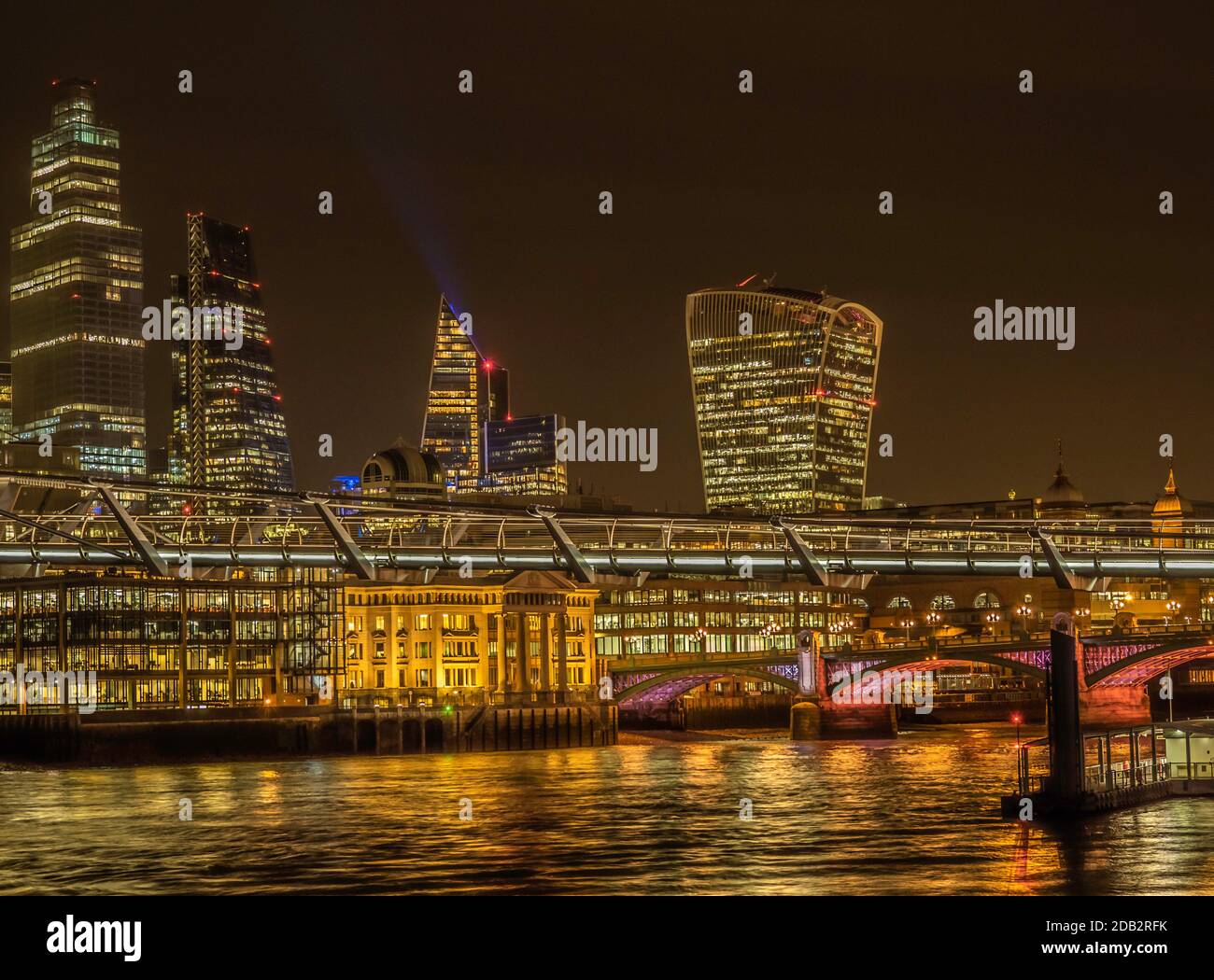 London bridges at night hi-res stock photography and images - Alamy