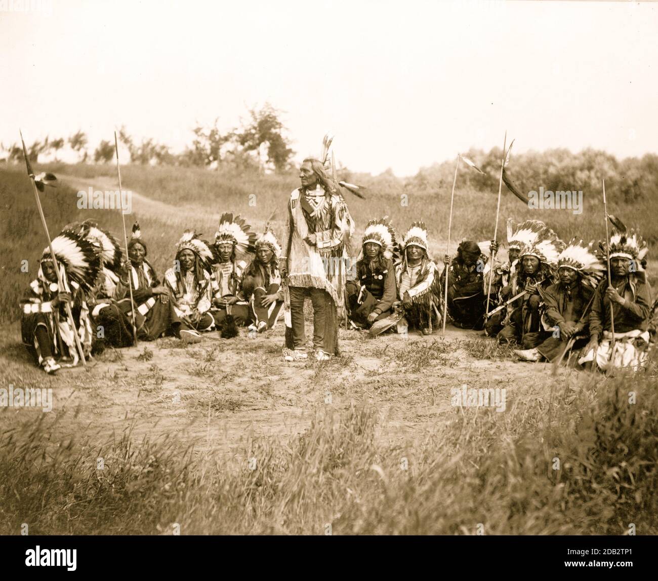 Native indians circle hi-res stock photography and images - Alamy
