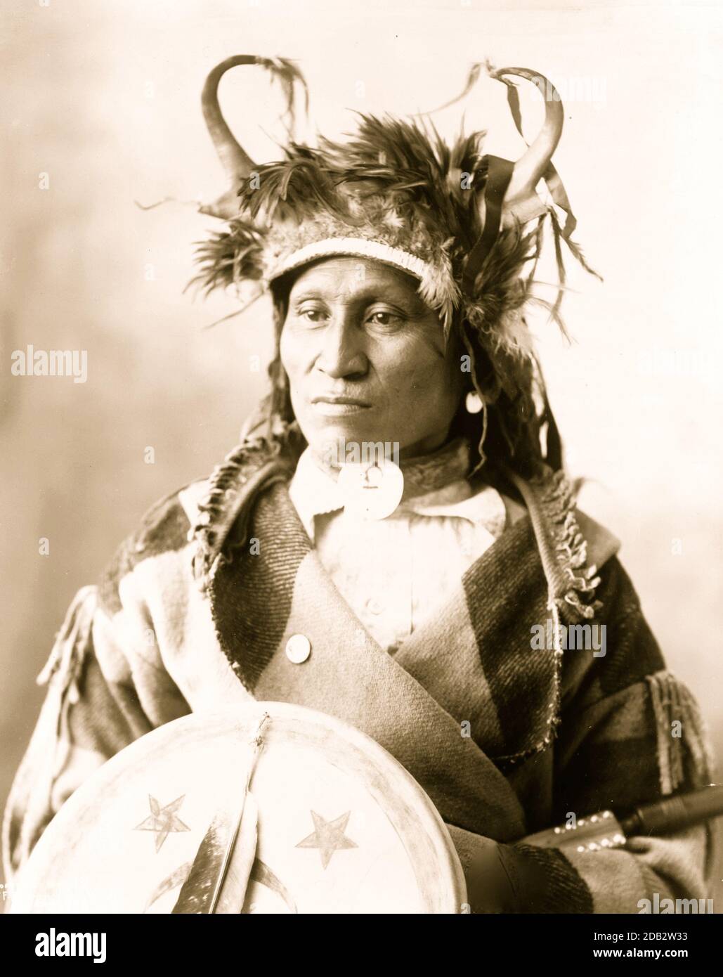 Native american man headdress hi-res stock photography and images - Alamy