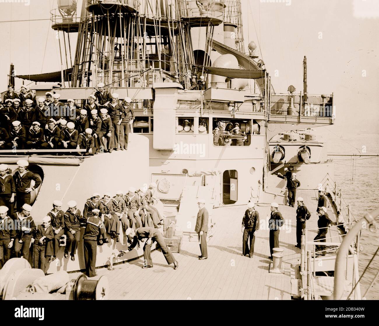 Battleship sailors hi-res stock photography and images - Alamy