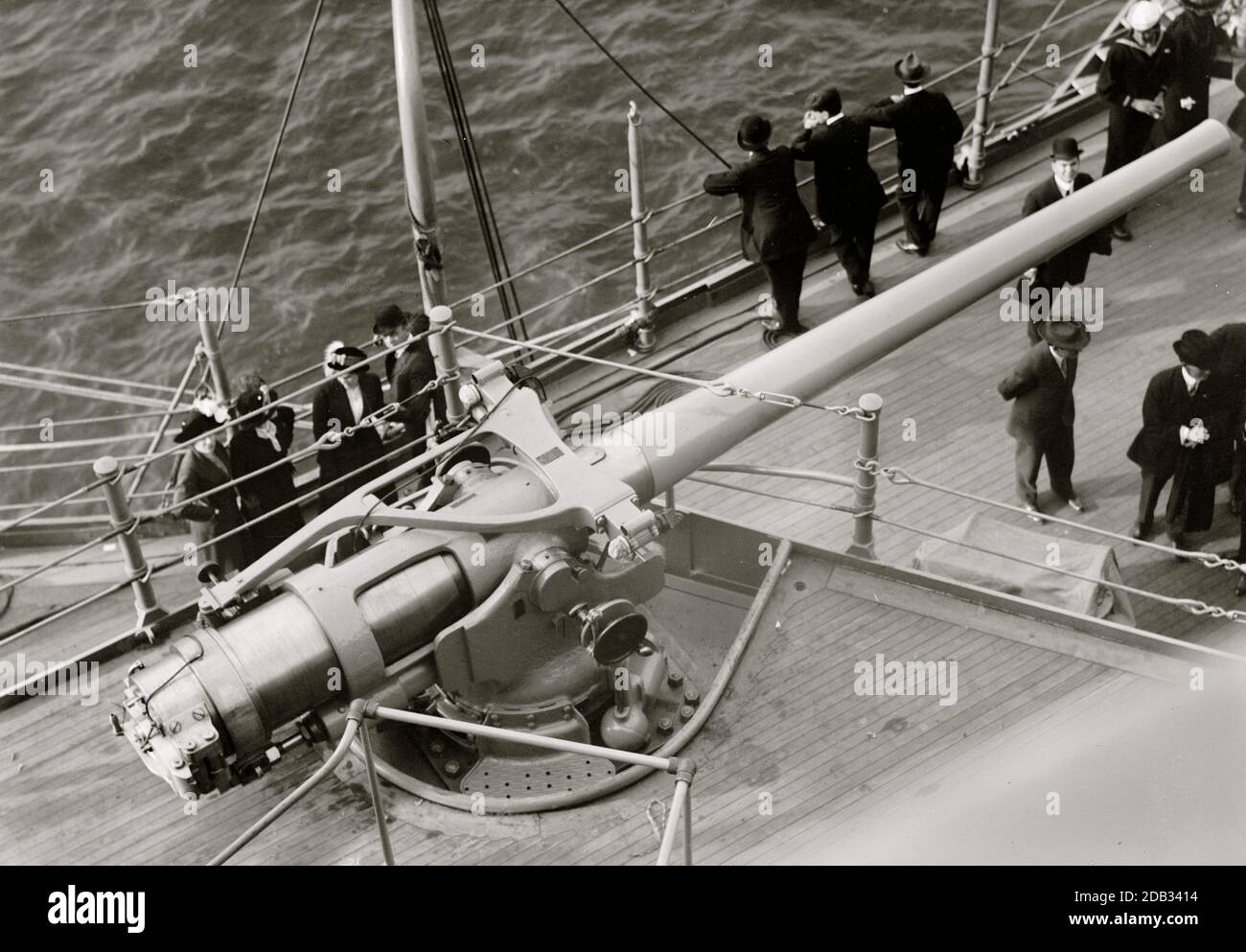 5 naval gun hi-res stock photography and images - Alamy