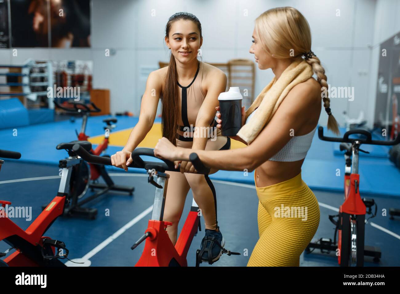 Girls on exercise bikes hi-res stock photography and images - Alamy