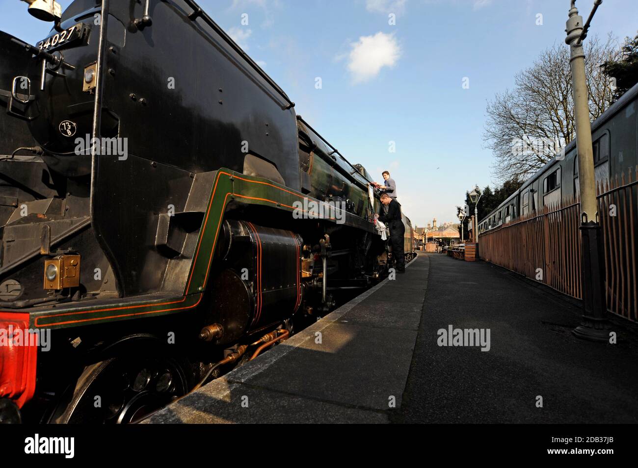 Engine cleaners working on Southern Railway steam loco Taw Valley at ...