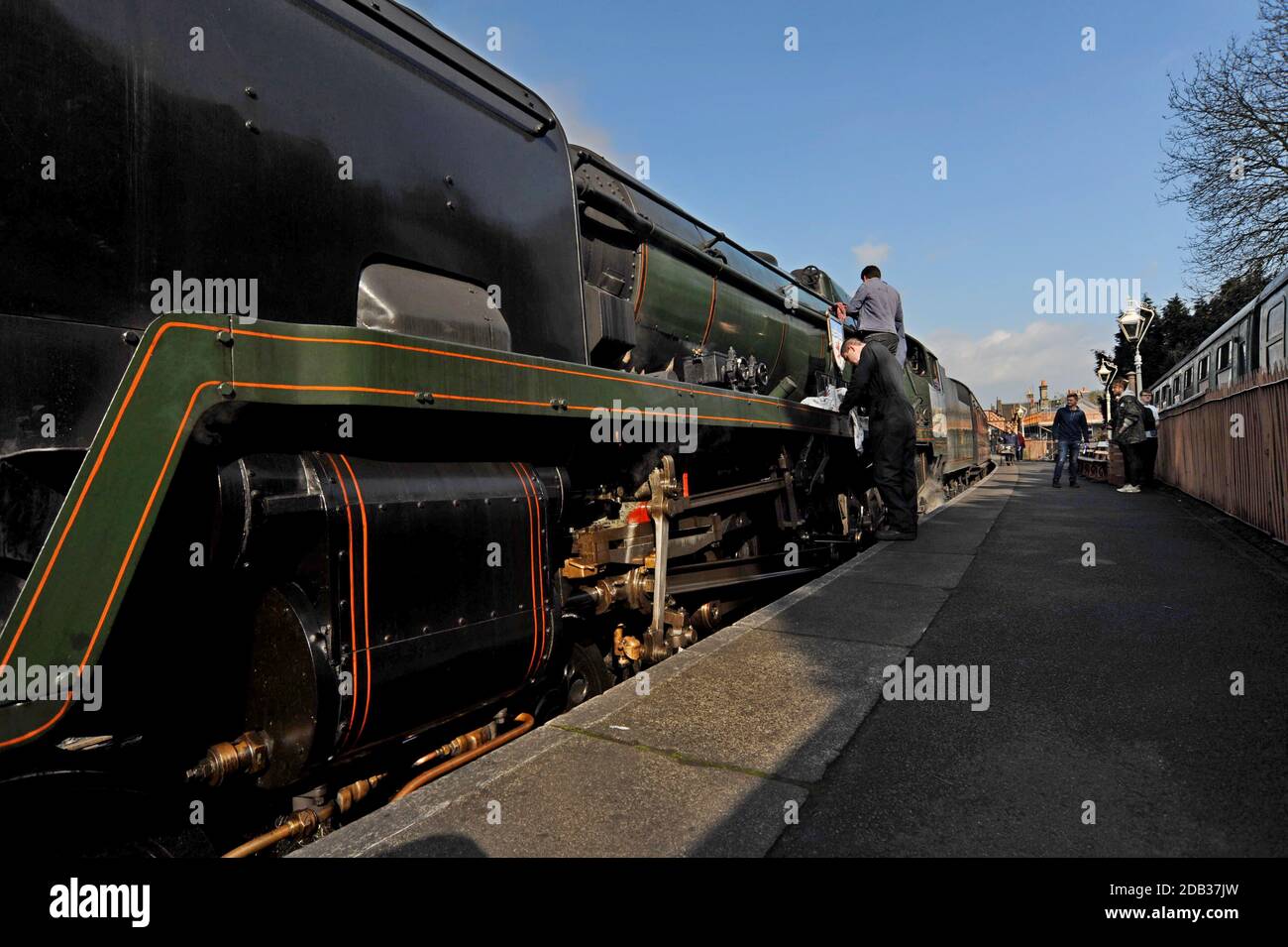 Engine cleaners working on Southern Railway steam loco Taw Valley at ...
