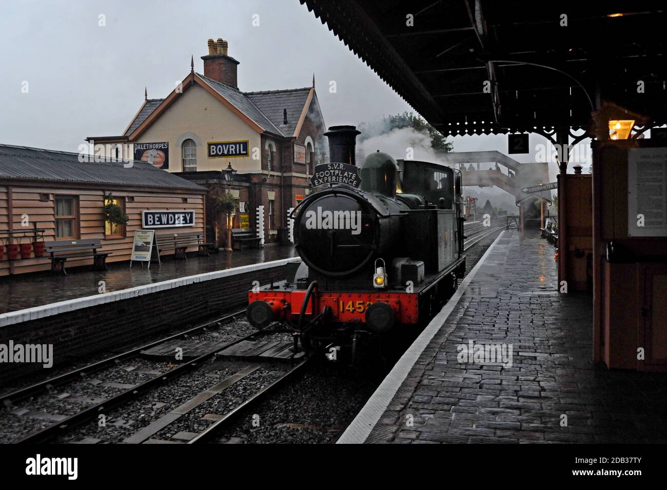 GWR tank loco 1450 passes through Bewdley Station in a wet windy day at ...