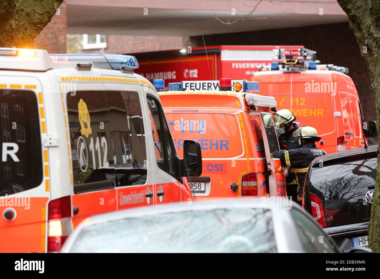 Hamburg, Germany. 16th Nov, 2020. Fire brigade forces are on duty ...