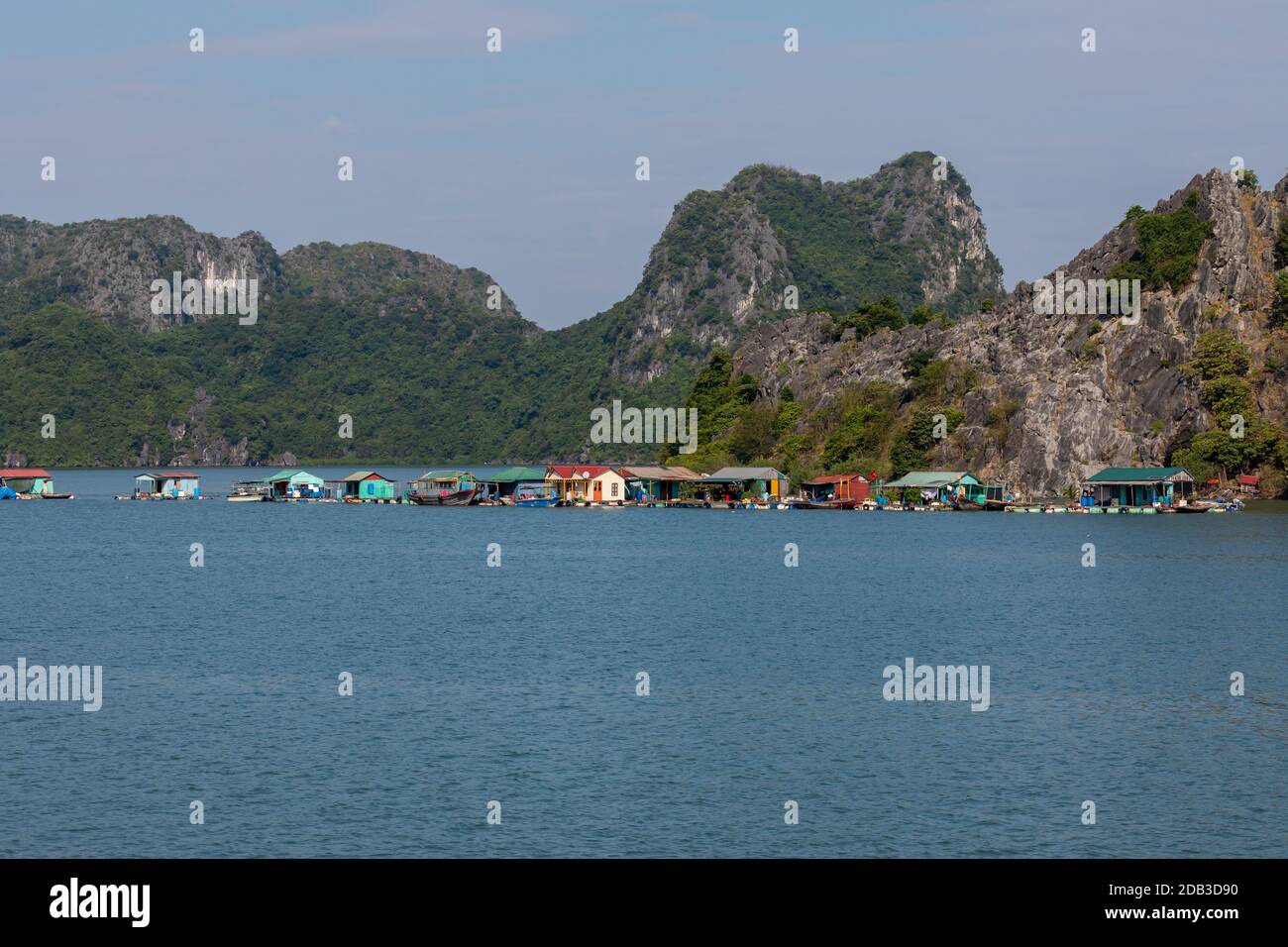 Vietnam floating village halong hi-res stock photography and images - Alamy