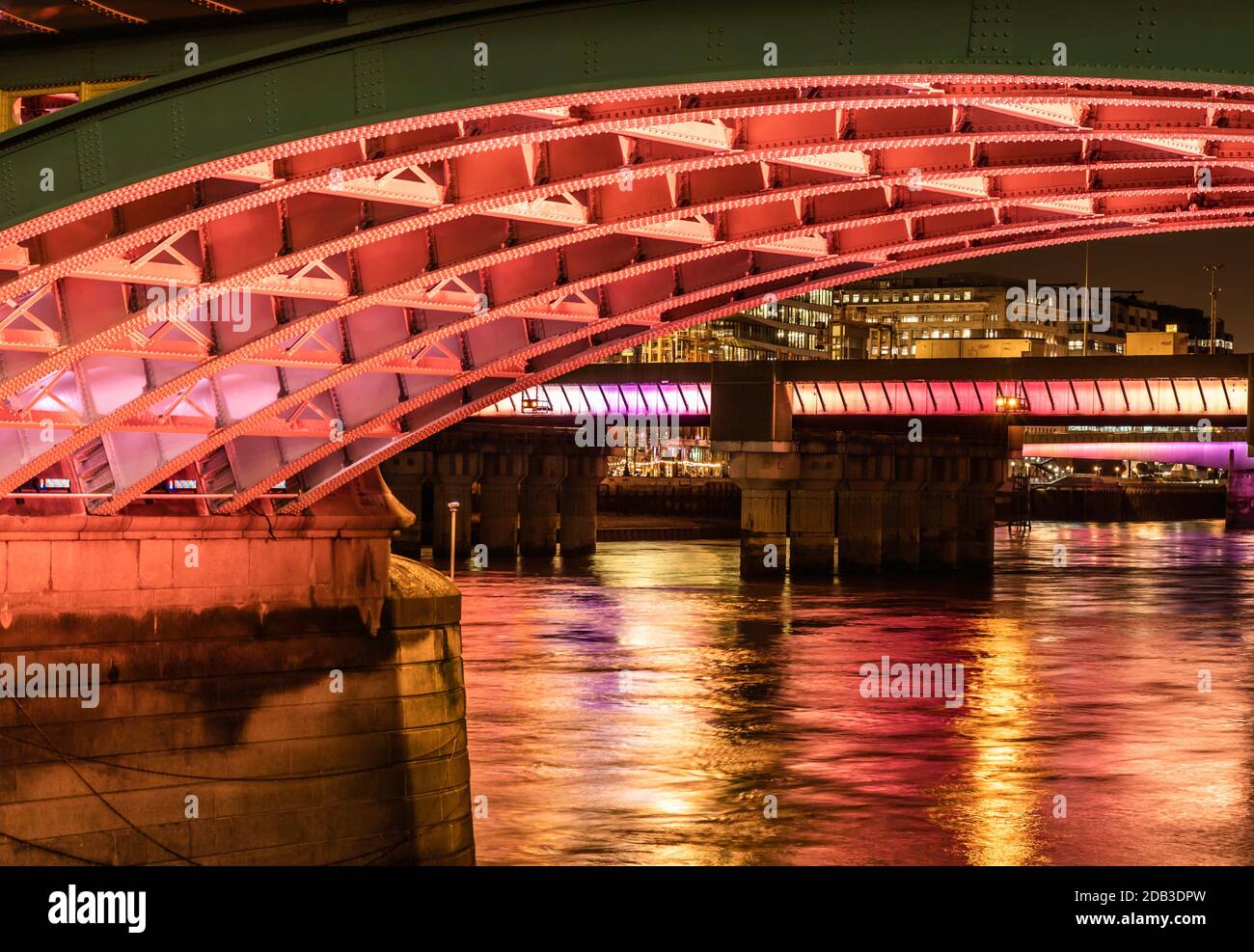 London bridges at night hi-res stock photography and images - Alamy