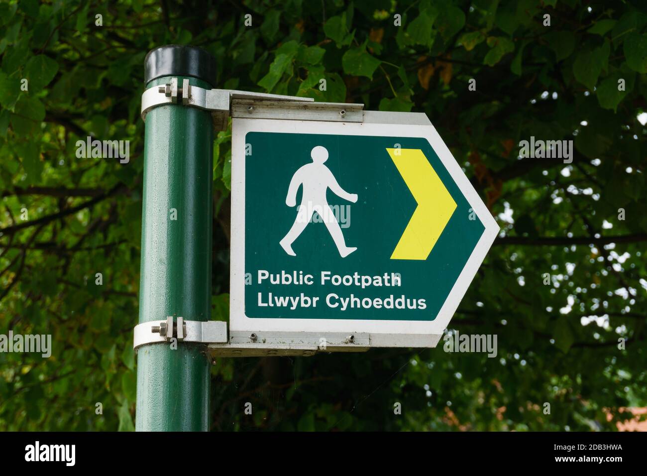 Bilingual public footpath sign in English and Welsh languages Stock ...