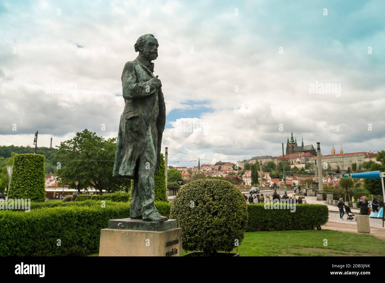 Statue infront of building hi-res stock photography and images - Alamy