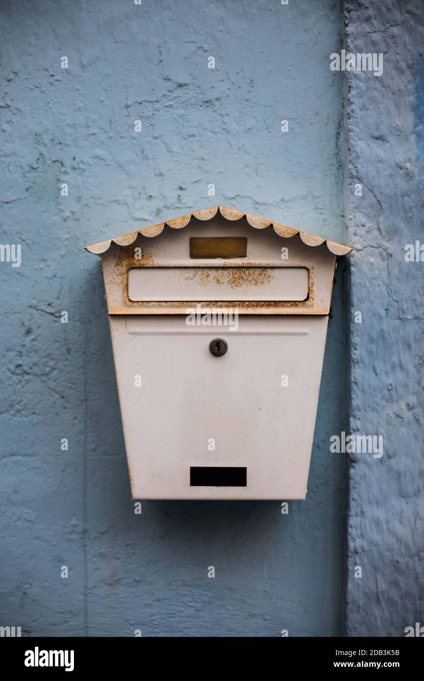 Domestic metal vintage post box hi-res stock photography and images - Alamy