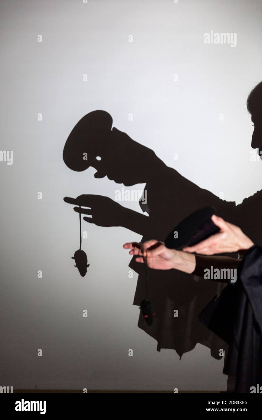 Hand puppets shadow hi-res stock photography and images - Alamy
