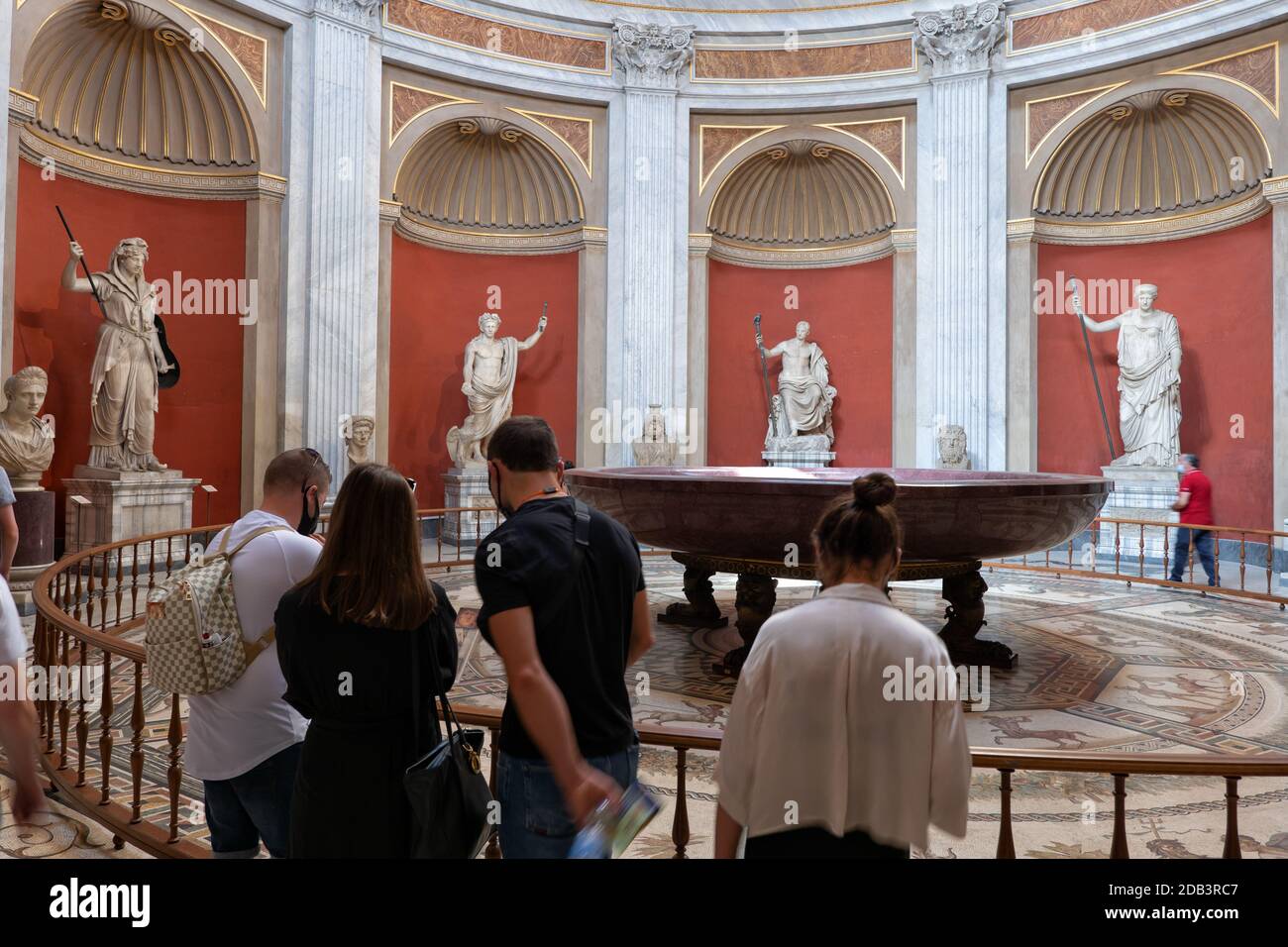 Tourists at the Round Hall in Pio Clementino museum, Vatican Museums ...
