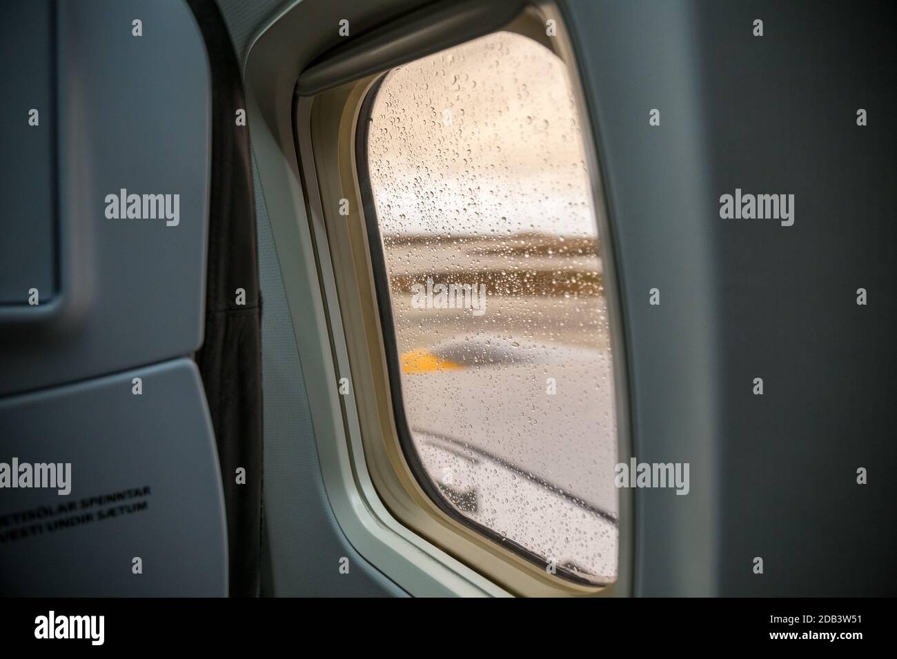 The raindrops on the airplane cabin window Stock Photo - Alamy