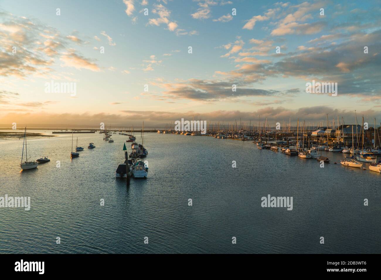 Blue sky and yachts lymington hi-res stock photography and images - Alamy