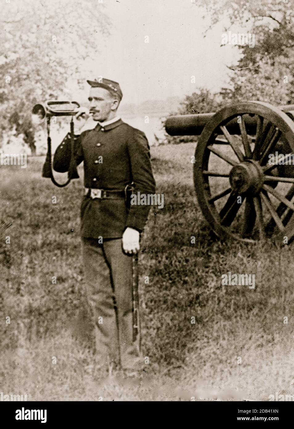 Bugle army hi-res stock photography and images - Alamy