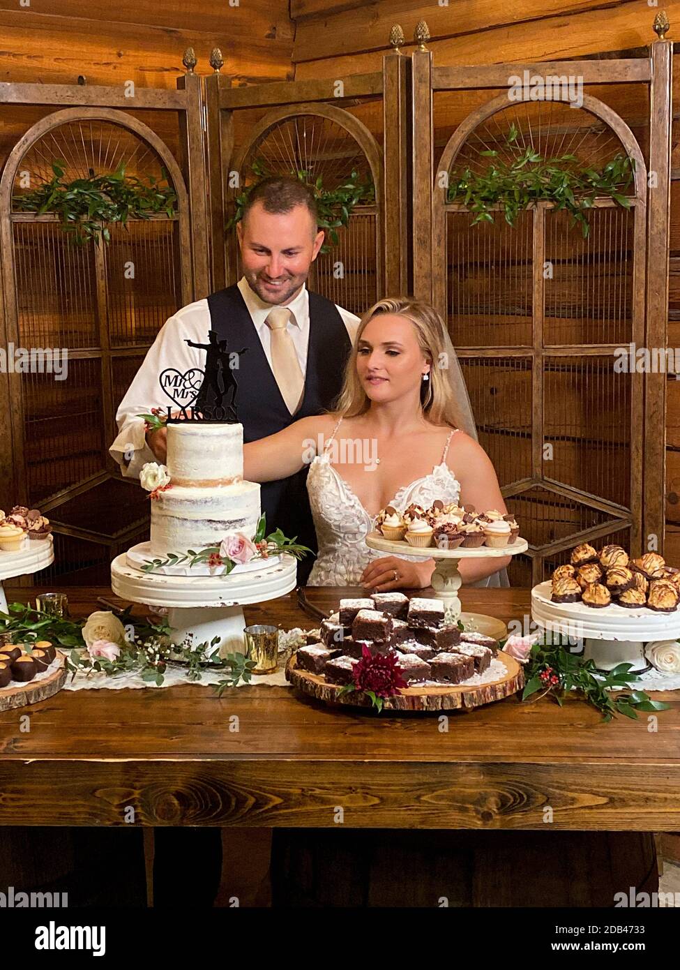 Newlyweds cutting cake hi-res stock photography and images - Alamy