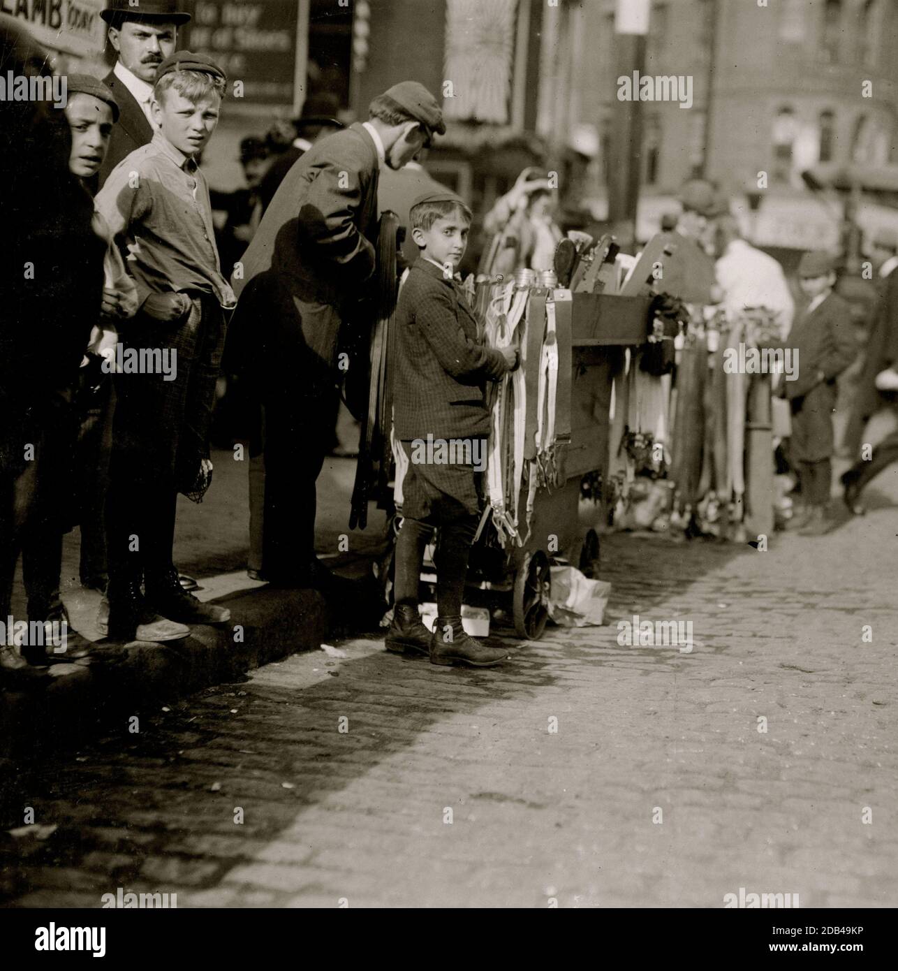 Notion Peddlers; needles, buttons & Thread Stock Photo - Alamy