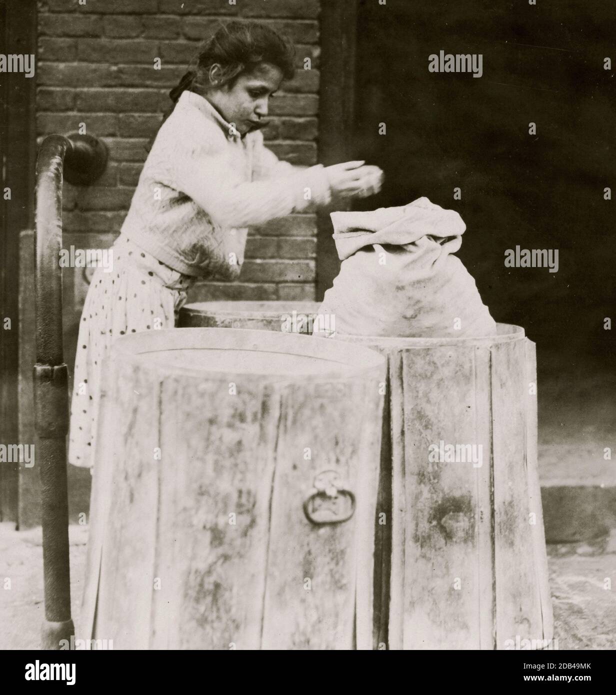 Children picking labor hi-res stock photography and images - Alamy