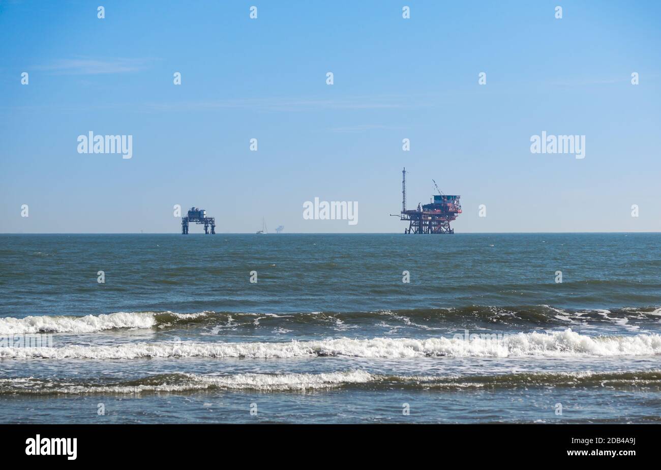 China oil sea platform hi-res stock photography and images - Alamy