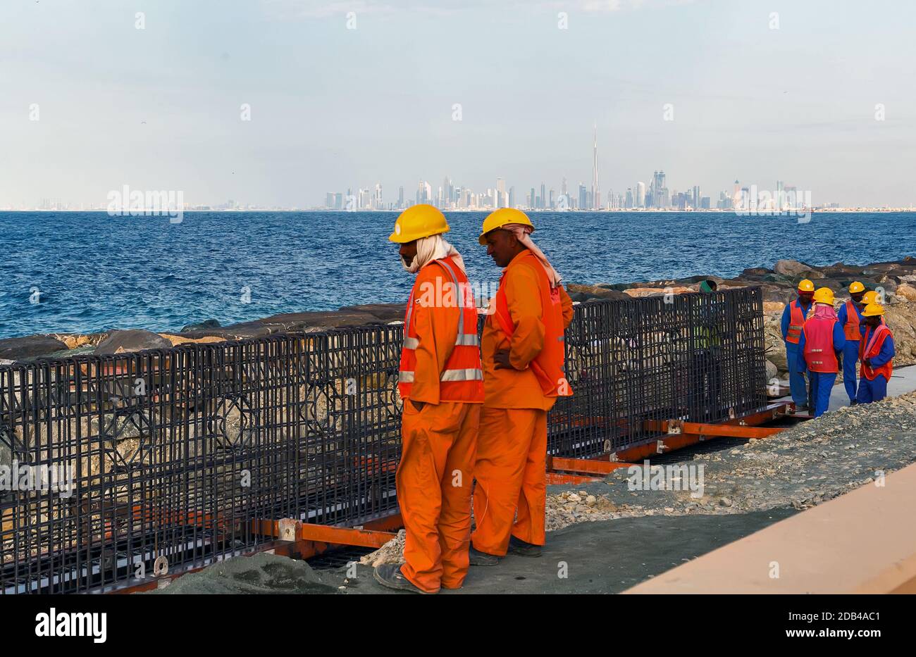 Construction workers dubai bridge hi-res stock photography and images ...