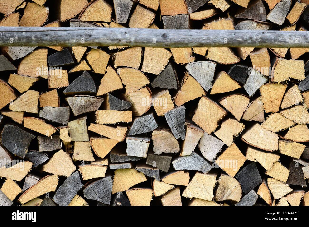 Holzscheite vor einer Wand - Logs in front of a wall Stock Photo - Alamy