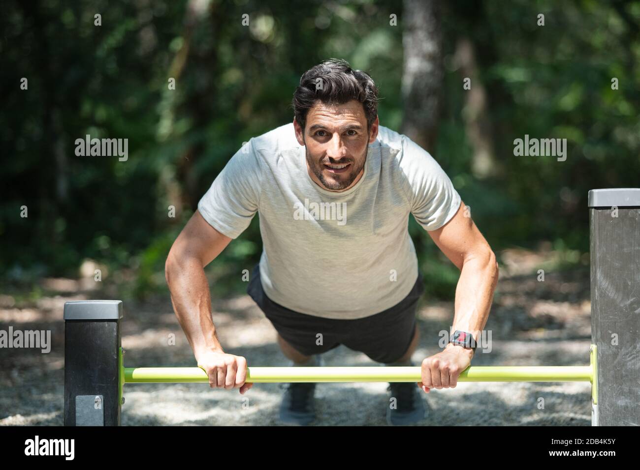 Man press ups park hi-res stock photography and images - Alamy