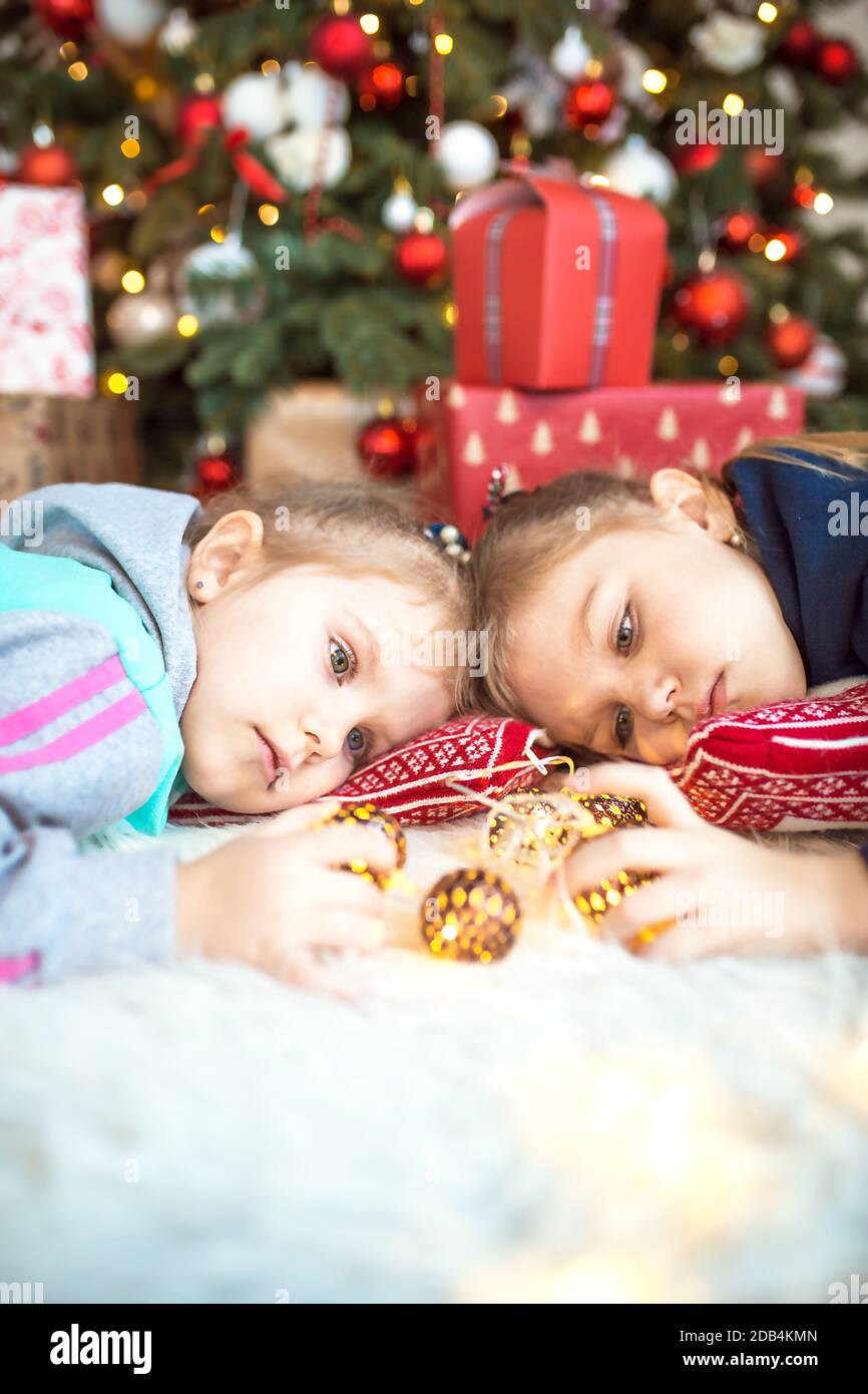 Children lying under tree hi-res stock photography and images - Alamy