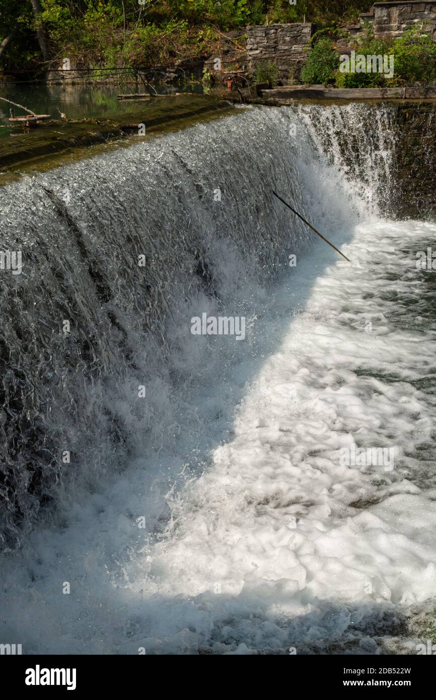 Dam crest hi-res stock photography and images - Alamy