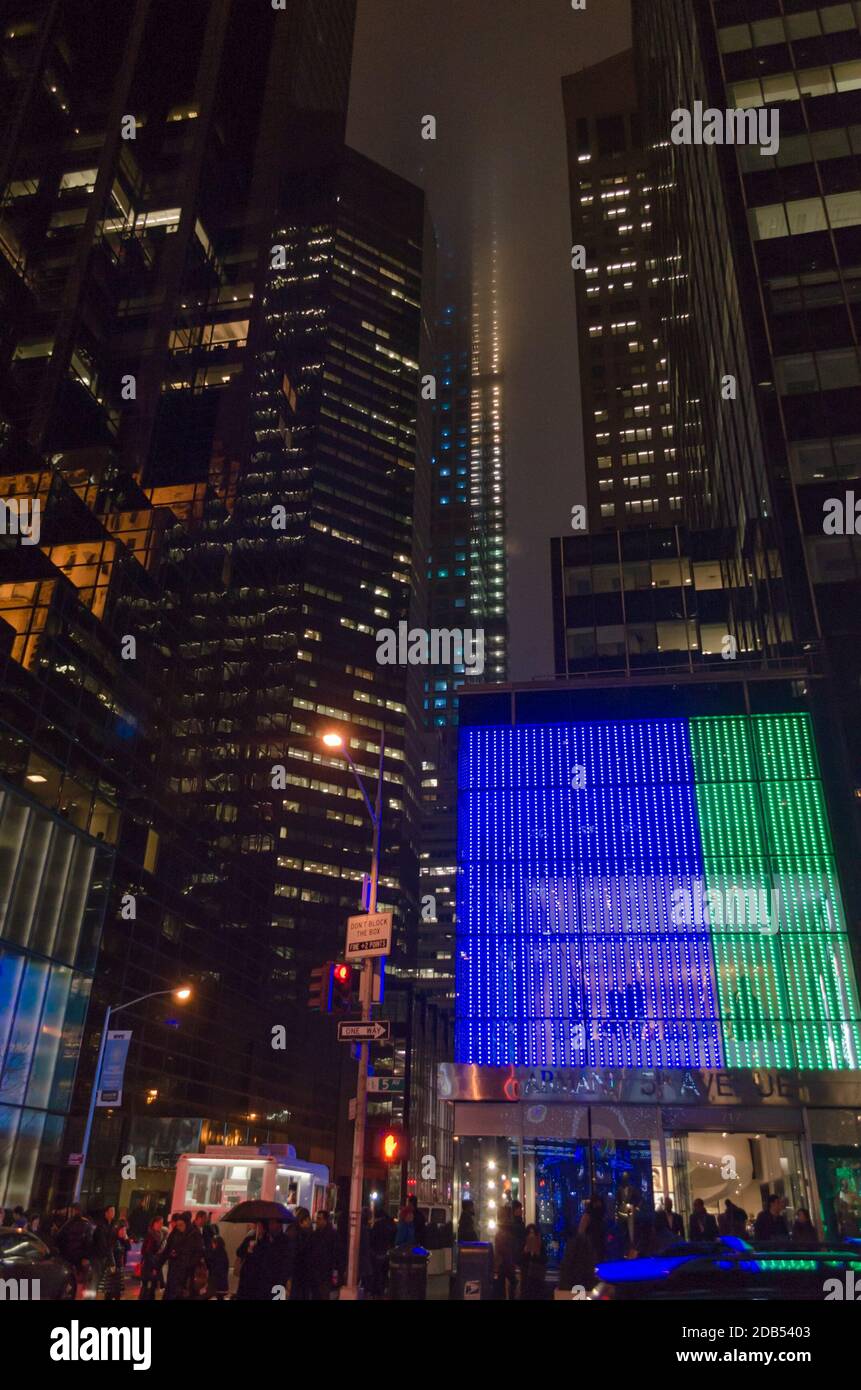 Crowded pavement hi-res stock photography and images - Alamy