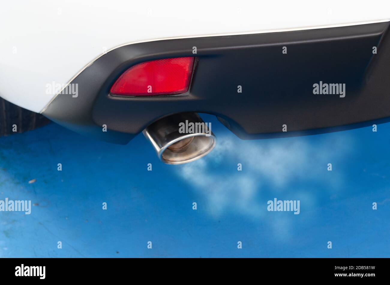 Car exhaust while leaving a smoke Stock Photo - Alamy