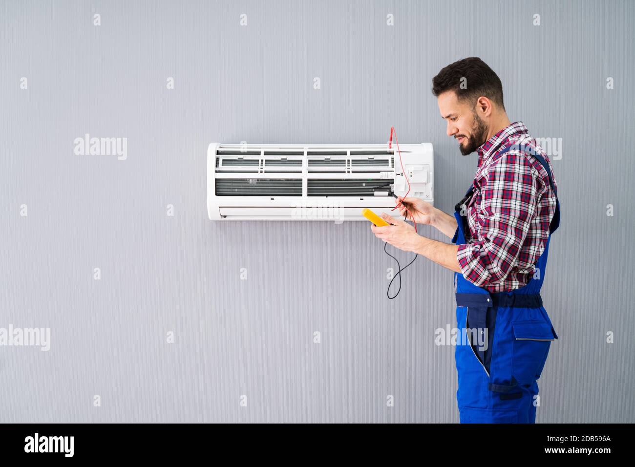 Mid air repairs hi-res stock photography and images - Alamy