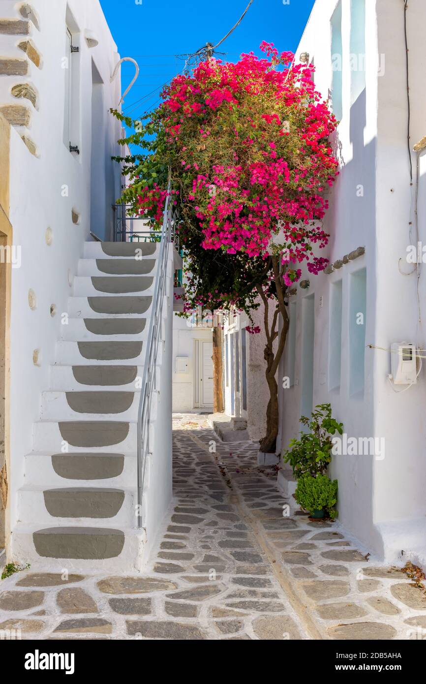 Greek whitewashed outdoor stairs hi-res stock photography and images ...