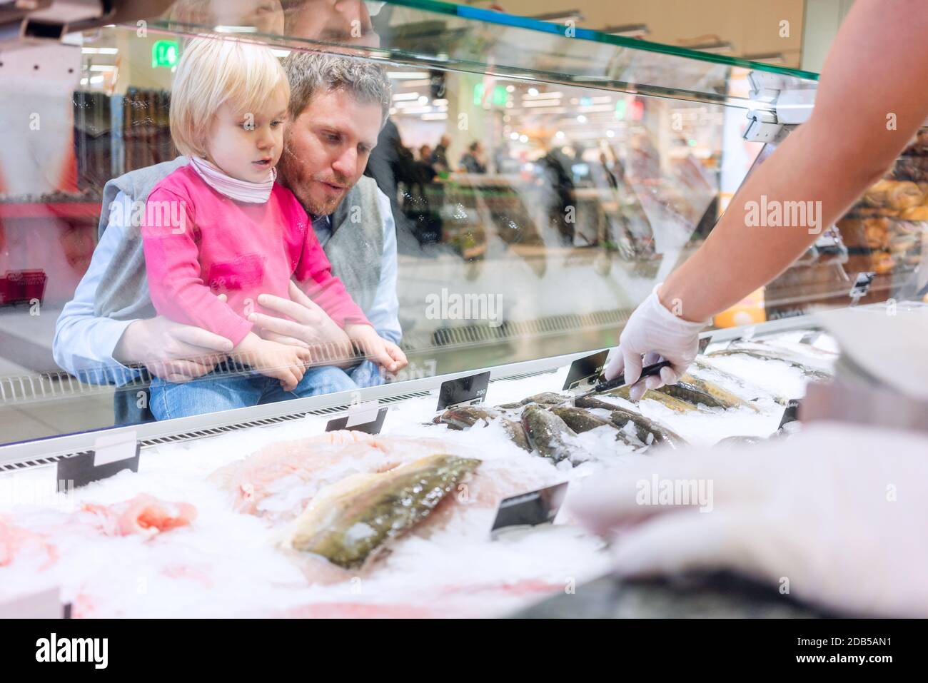 Woman working fish counter hi-res stock photography and images - Alamy