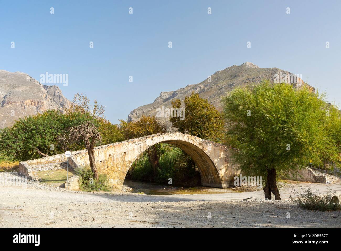 Greek Brucke bei Kato Moni Preveli - an 18th century Venetian bridge in ...