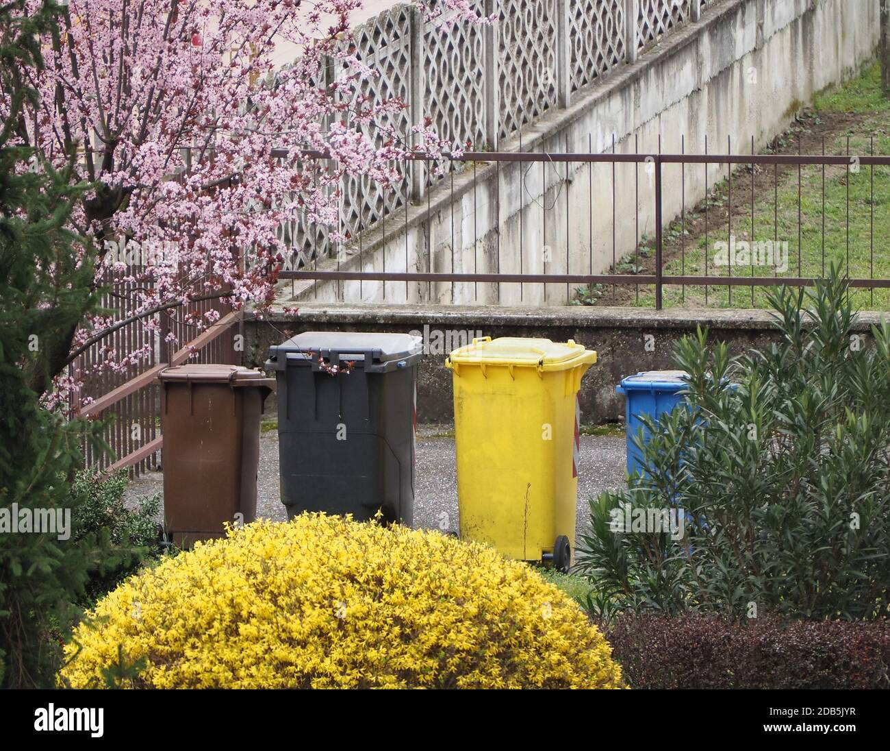 Glass waste bin street furniture hi-res stock photography and images ...