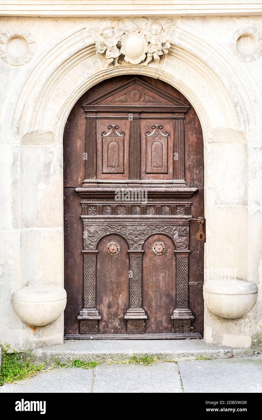 Two angels above the archway hi-res stock photography and images - Alamy