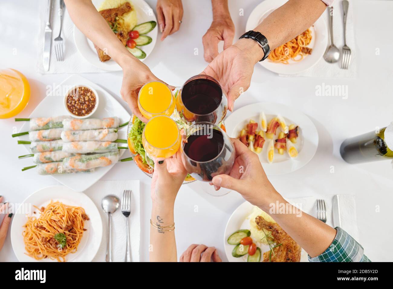 Toasting party guests Stock Photo - Alamy