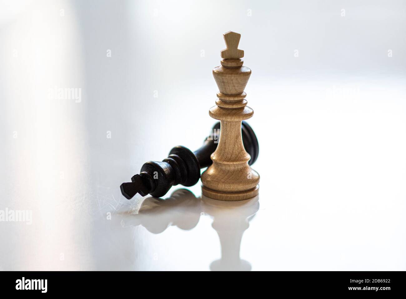 Fallen king chess piece hi-res stock photography and images - Alamy