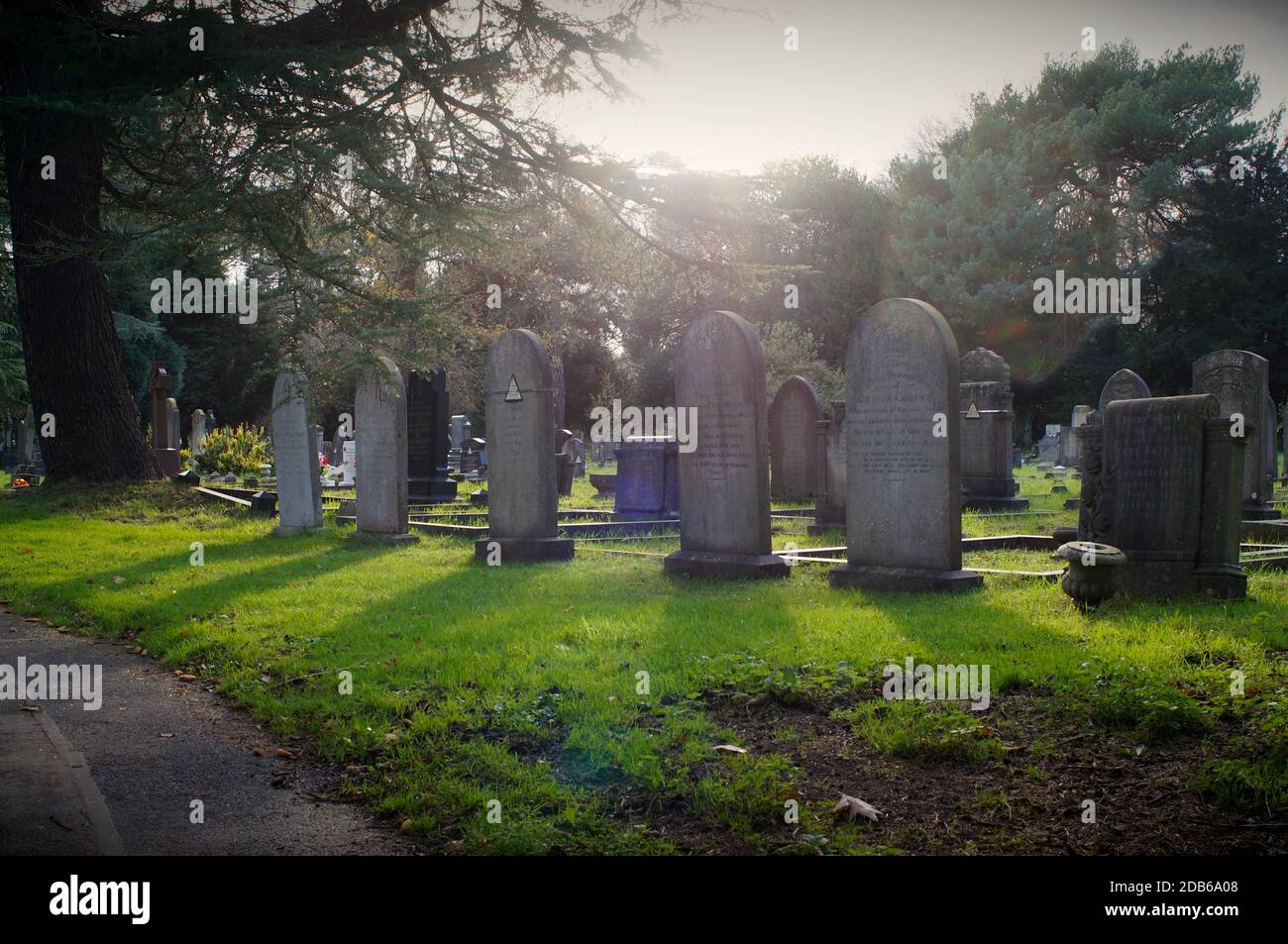 Green grass and cemetery hi-res stock photography and images - Alamy