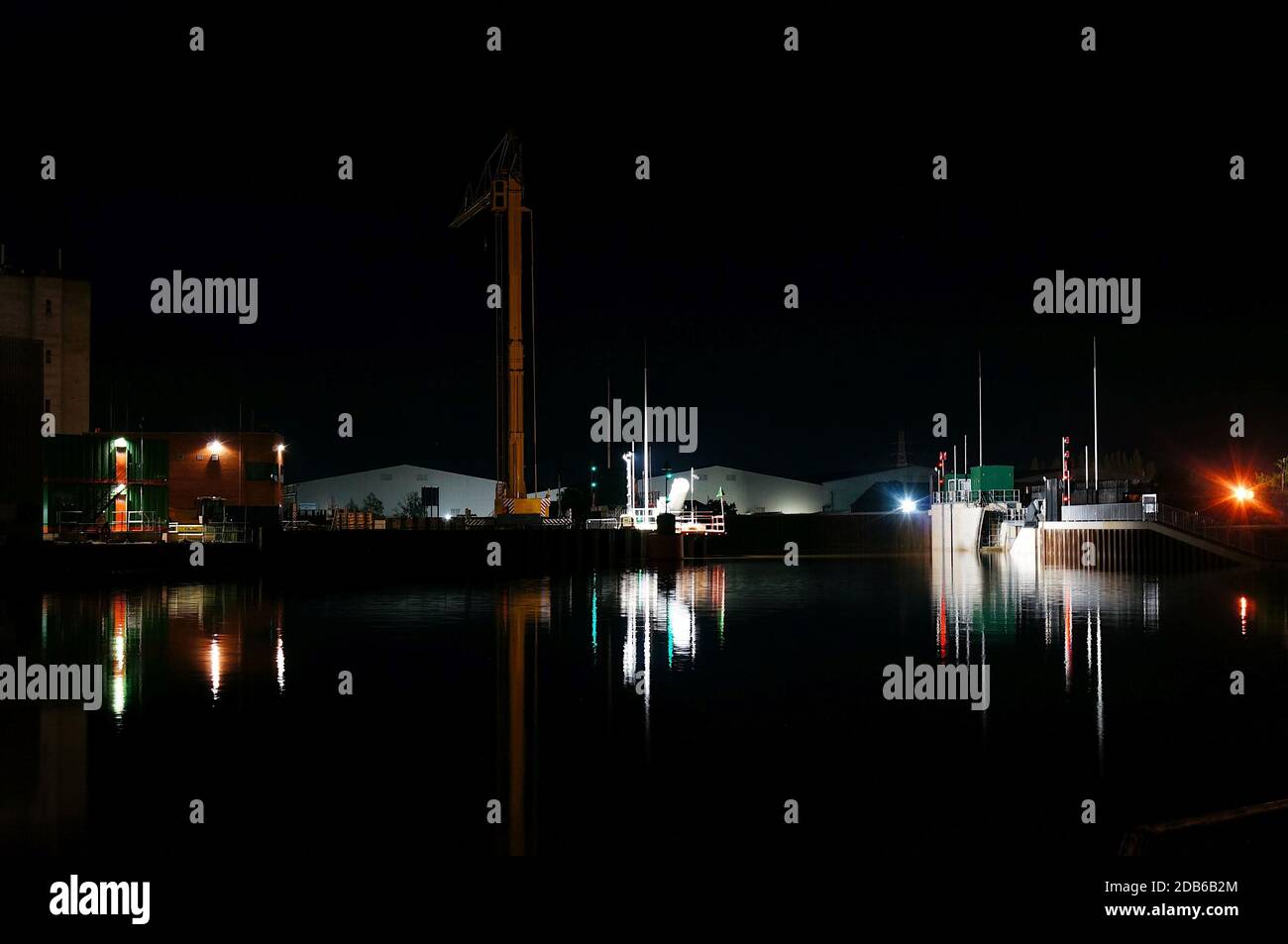 Calm water in docks hi-res stock photography and images - Alamy