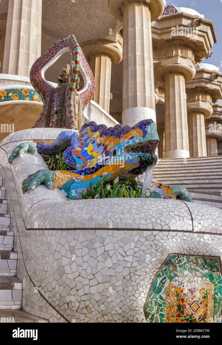 mosaic salamander at the entrance of Parc Guell designed by Antoni ...