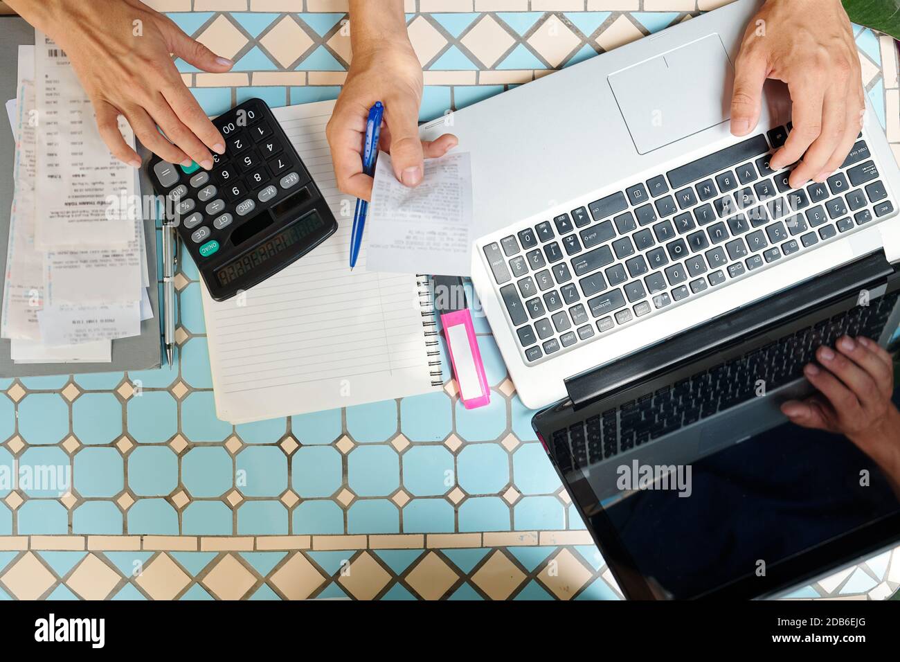 People paying bills hi-res stock photography and images - Alamy