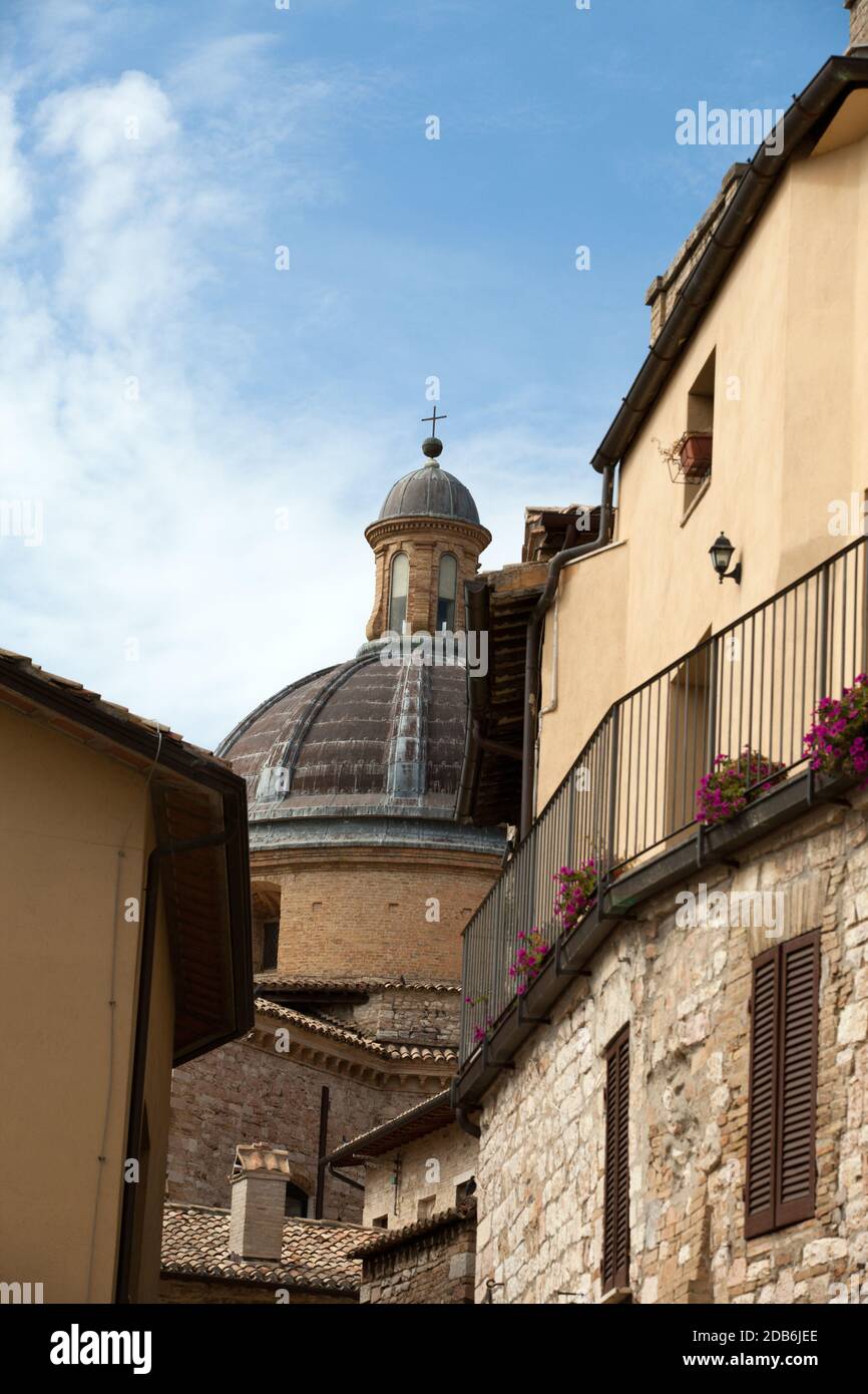 Medieval street in the Italian hill town of Assisi Stock Photo - Alamy