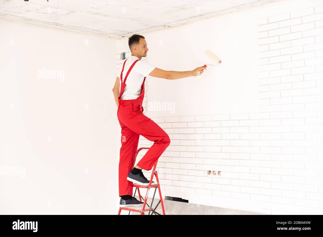 Man painting the wall, master wall painter Stock Photo - Alamy