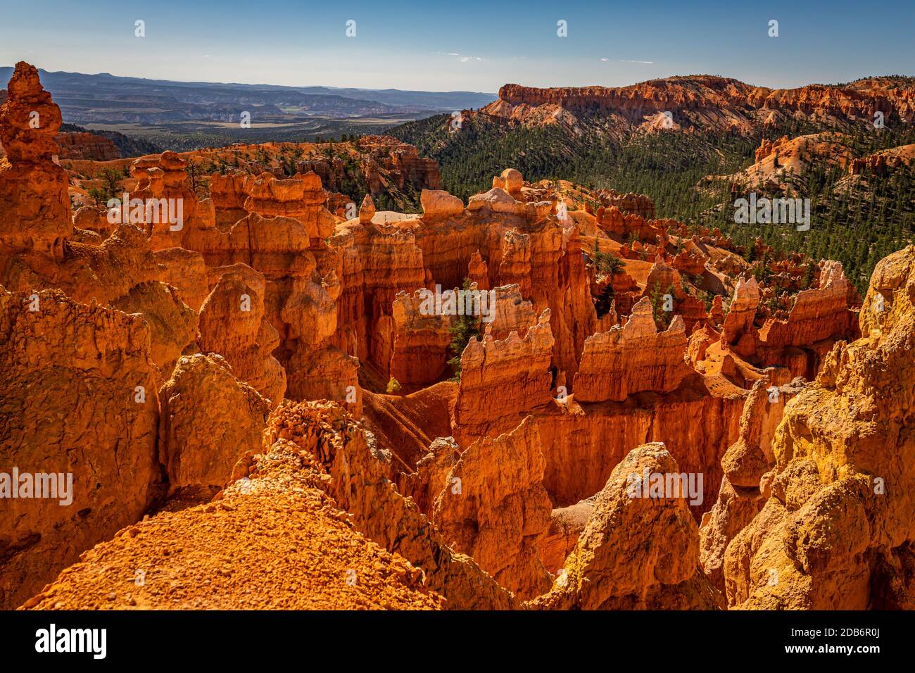 Hoodoo and eroded cliff formations at Bryce Canyon National Park in ...
