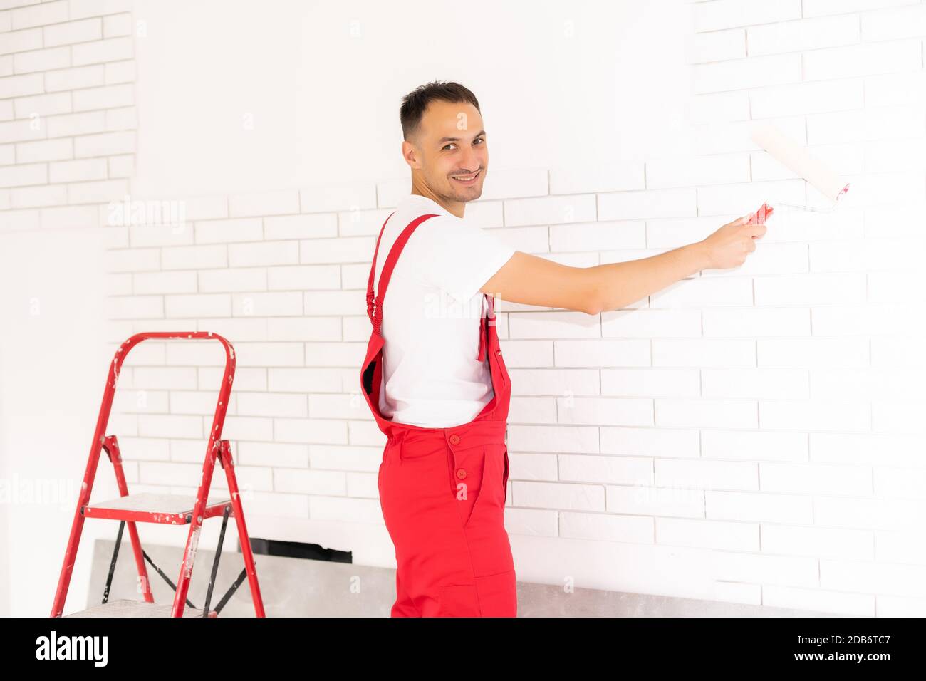 Man painting the wall, master wall painter Stock Photo - Alamy